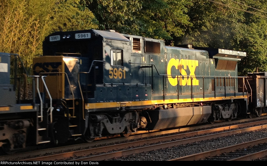 CSX B40-8 5961 trails on Q410-31